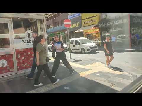Çarşı içerisinde servis ile giderken