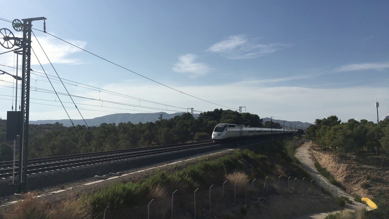 Cruce de trenes AVE S-100 Alicante-Madrid.#EldaRail - YouTube