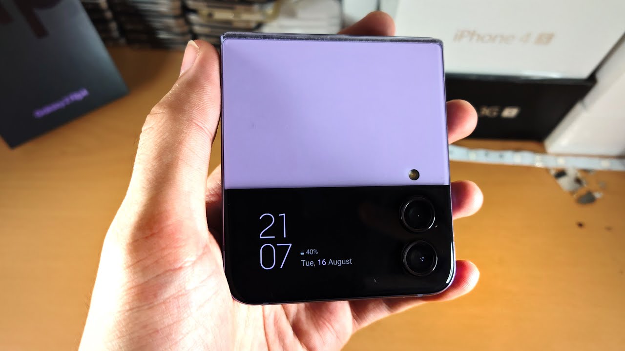 How To Open Samsung Galaxy Z Flip 4 Screen! [1/2 hands] - YouTube