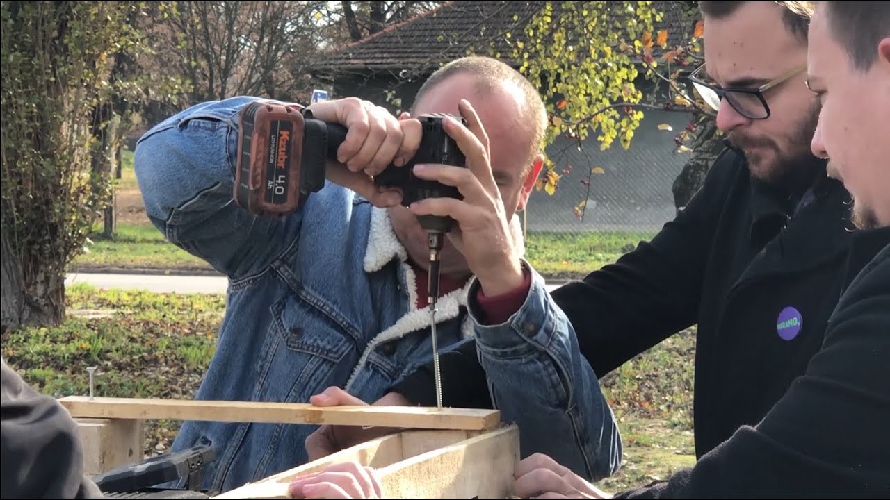 Fotografije iz Novosadske racije na postamentu budućeg spomenika - YouTube