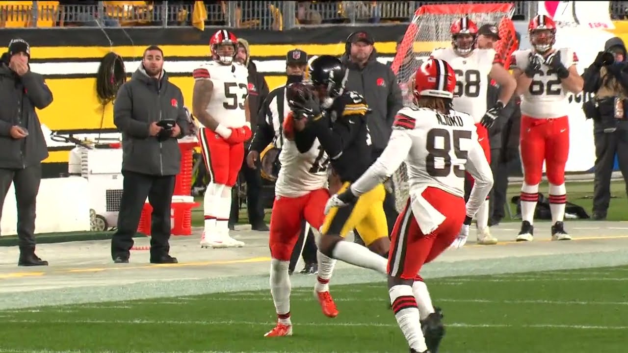 Baker Mayfield Misses Wide Open Receiver And Throws An Interception ...