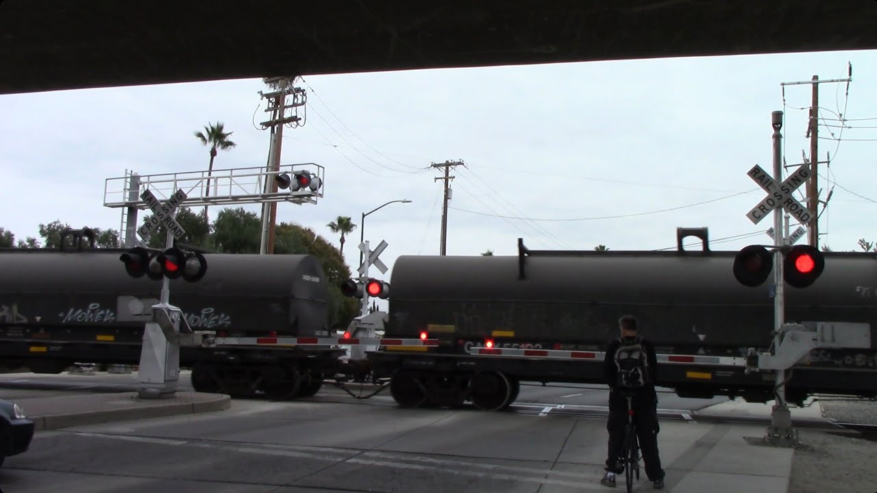 Florin Road Grade Crossing, BNSF 4122 Manifest South, Sacramento CA ...