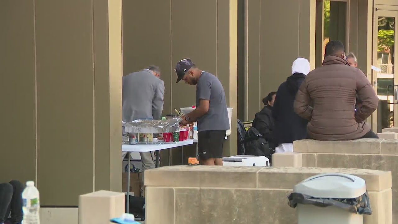 Volunteers help migrants at Chicago's 12th district police station ...