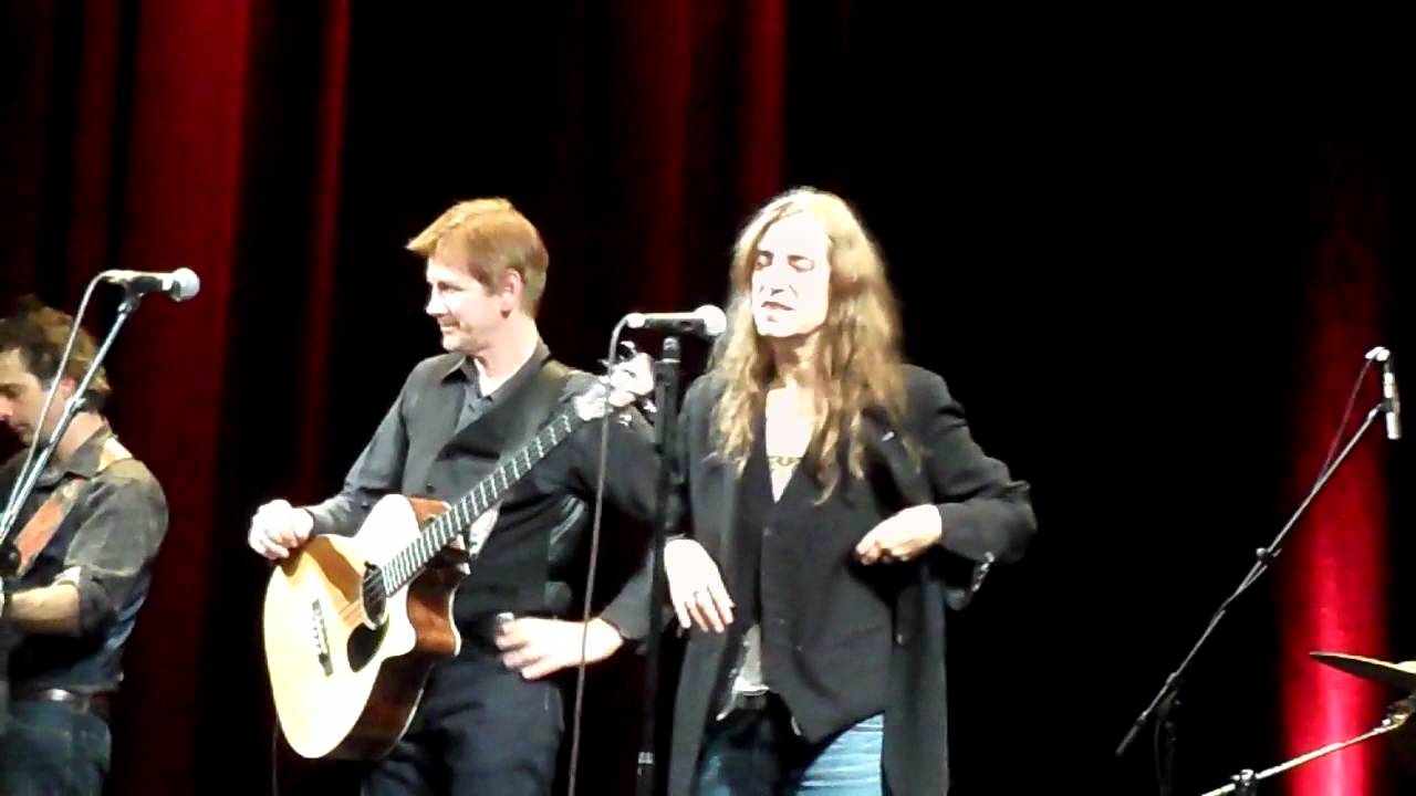 Patti Smith Lille - 2/11/11 - Outro Pushing too hard & Intro Pissin' in ...