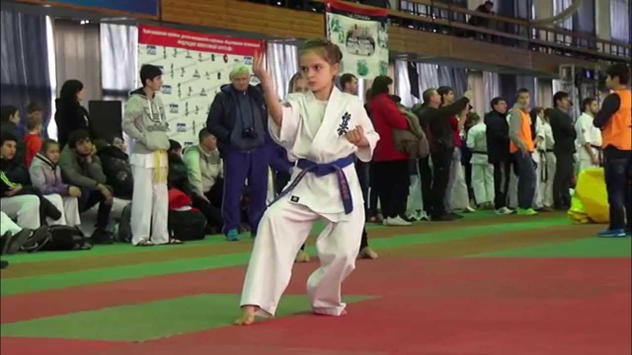 Kyokushin kata Yantsu girl 9 year old - YouTube