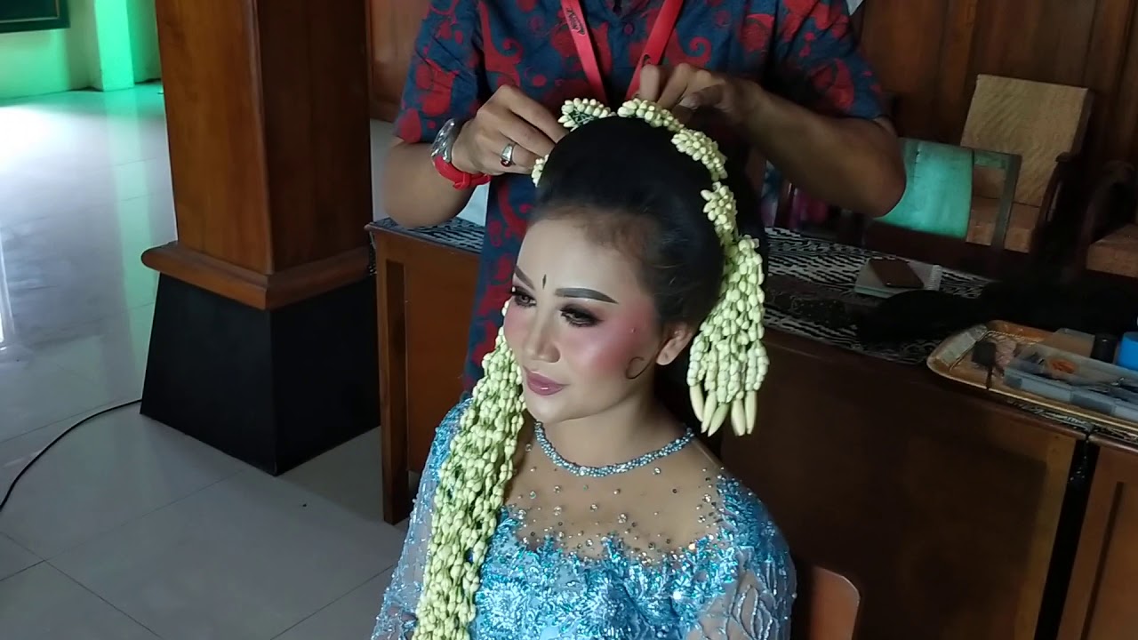 Membuat sanggul dan memasang perhiasan TRP sunda siger - YouTube