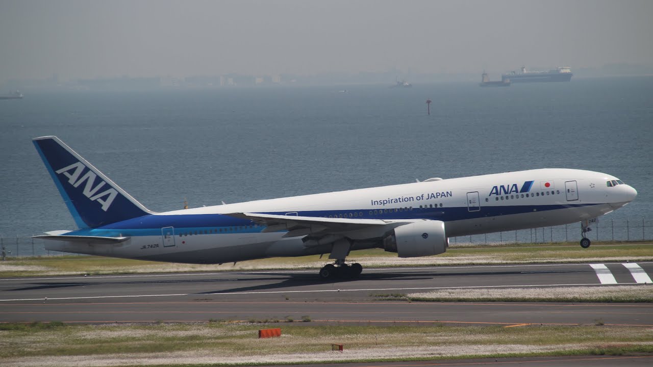 【Wing view】ANAボーイング777-200ERが那覇空港を離陸する様子 - YouTube