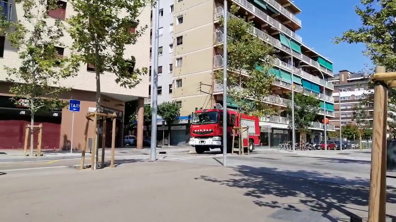 Autobombas de bomberos 112 regresando al parque después de un servicio ...