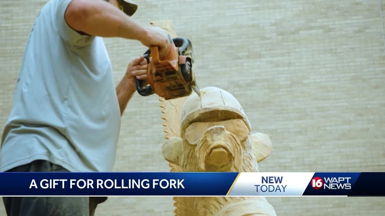 Artist carves bear sculpture for Rolling Fork - YouTube