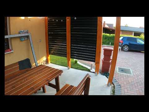 Sistem de umbrire cu jaluzele din lemn pentru terasa