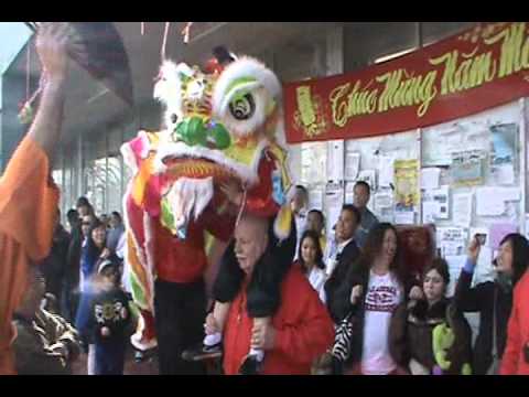Lunar New Year - Dragon Lion Dance - Lettuce & Red Envelope - YouTube