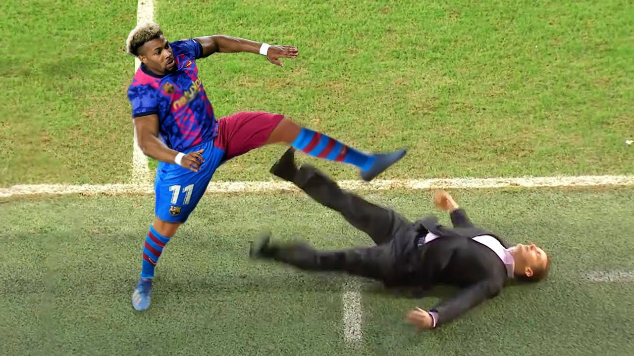 Football Players Angry After Substitution - YouTube