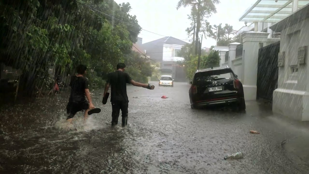 I Walking in the rain of Great Thunder Murky Water village Flood || Very refreshing and soothing ...