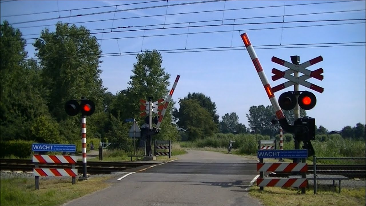 Spoorwegovergang Esch // Dutch railroad crossing - YouTube