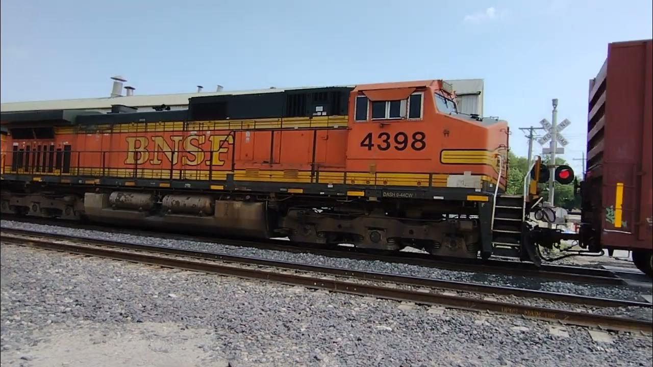 UP 7321 passing through South Dallas with 2 BNSF - YouTube