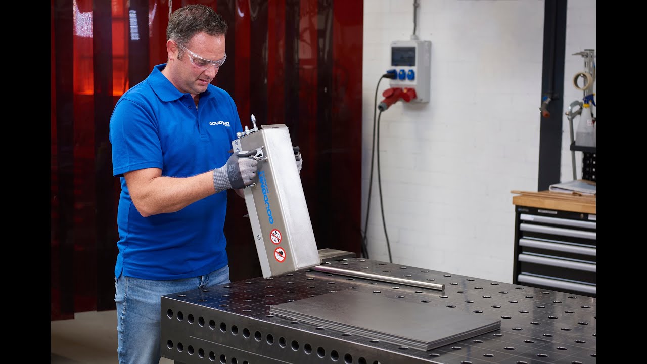 Separating sheet steel stacks quickly and safely with Goudsmit mobile sheet separator - YouTube