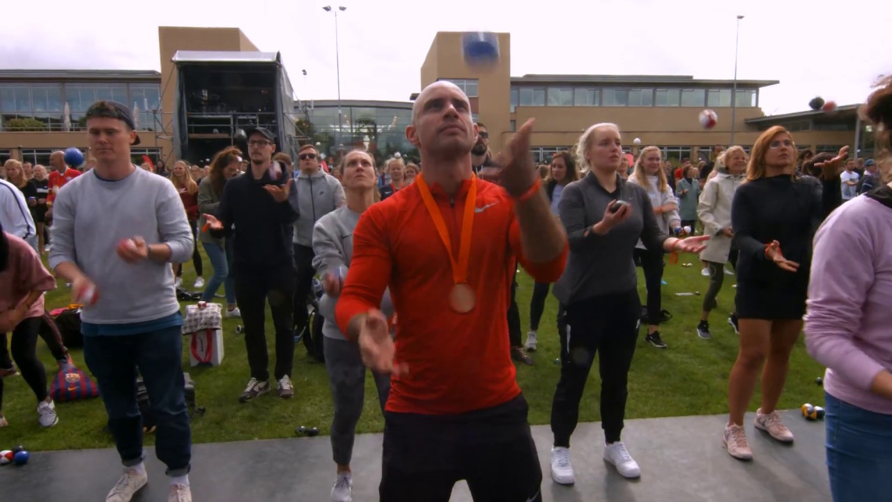 Juggling Workshop Corporate Icebreaker and Teambuilding Activity - YouTube
