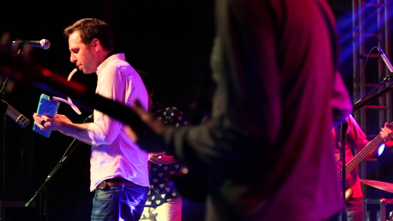 Colin & Ché perform "Calm" Live at SESC São Carlos, Brazil. - YouTube