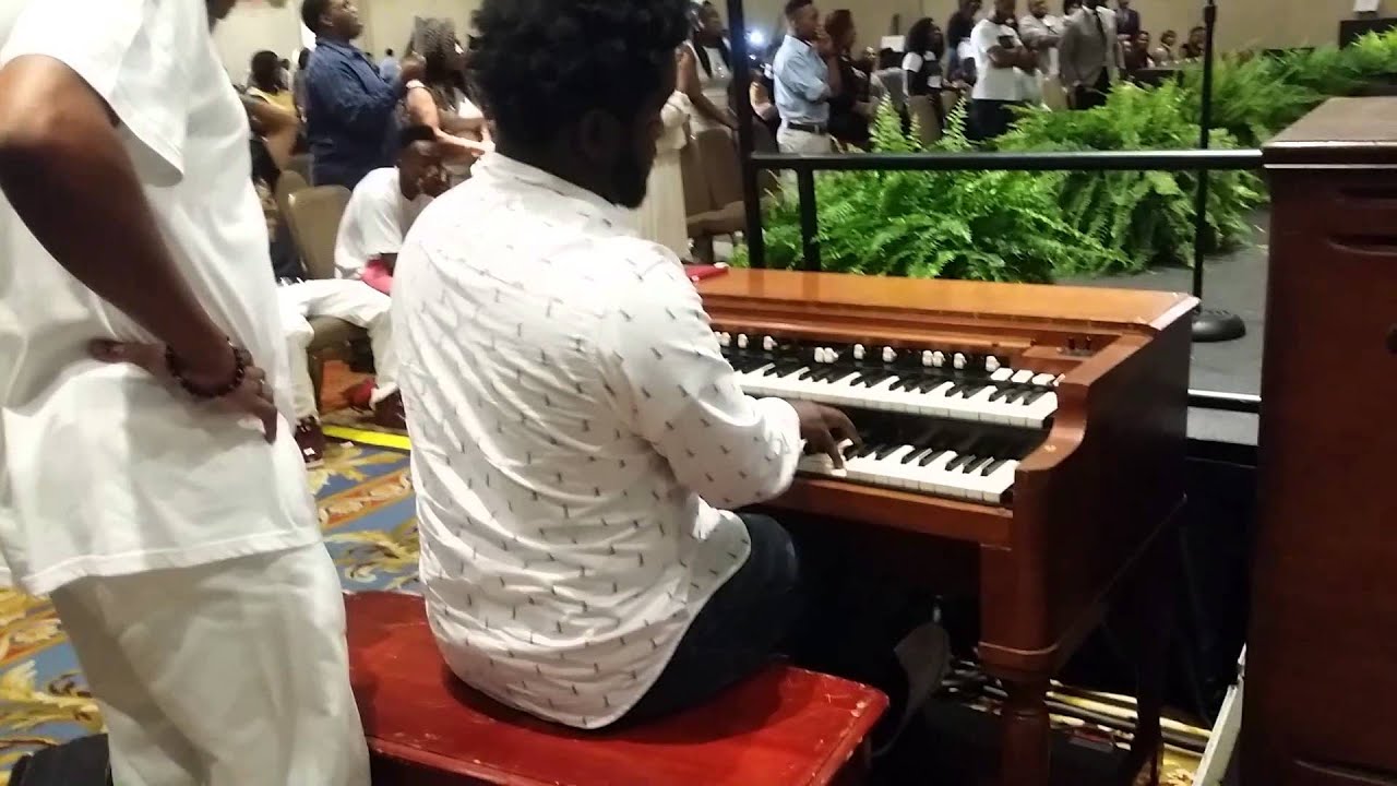 Marcus Singleton @ COGIC AIM 2015 ORGAN - YouTube