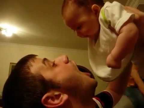 babasının suratına kusan bebek