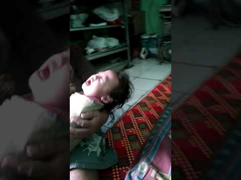 Nangis dibedong nenek