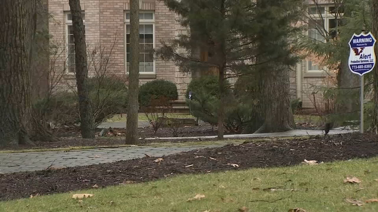 Burglars ransack Oak Brook house while teen girl inside hides - YouTube