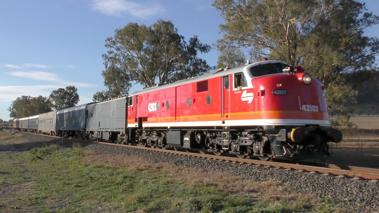 Diesel locomotive 42103 on Blue Zephyr to Werris Creek 8-2019 - YouTube