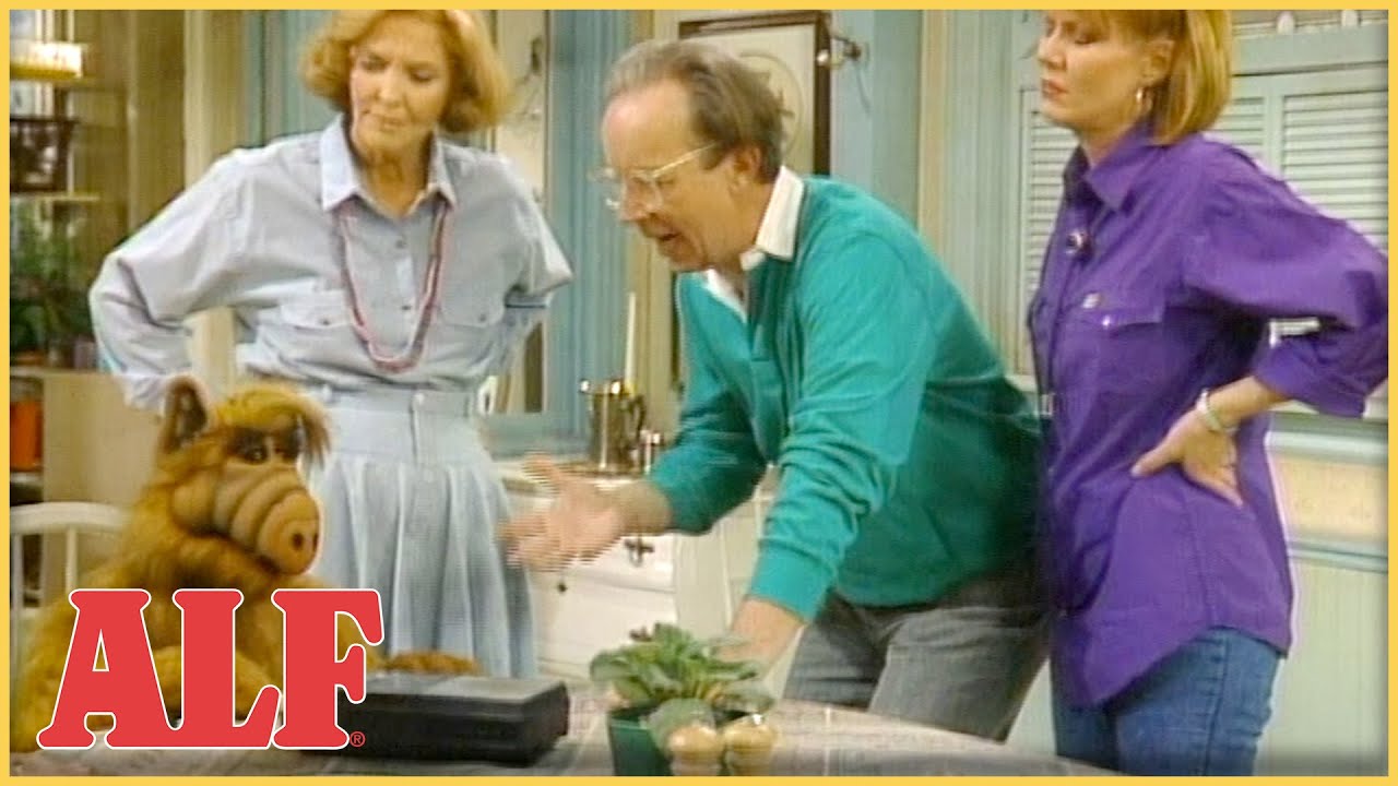 How Will ALF Settle His Gambling Debts? | S1 Ep23 Clip - YouTube