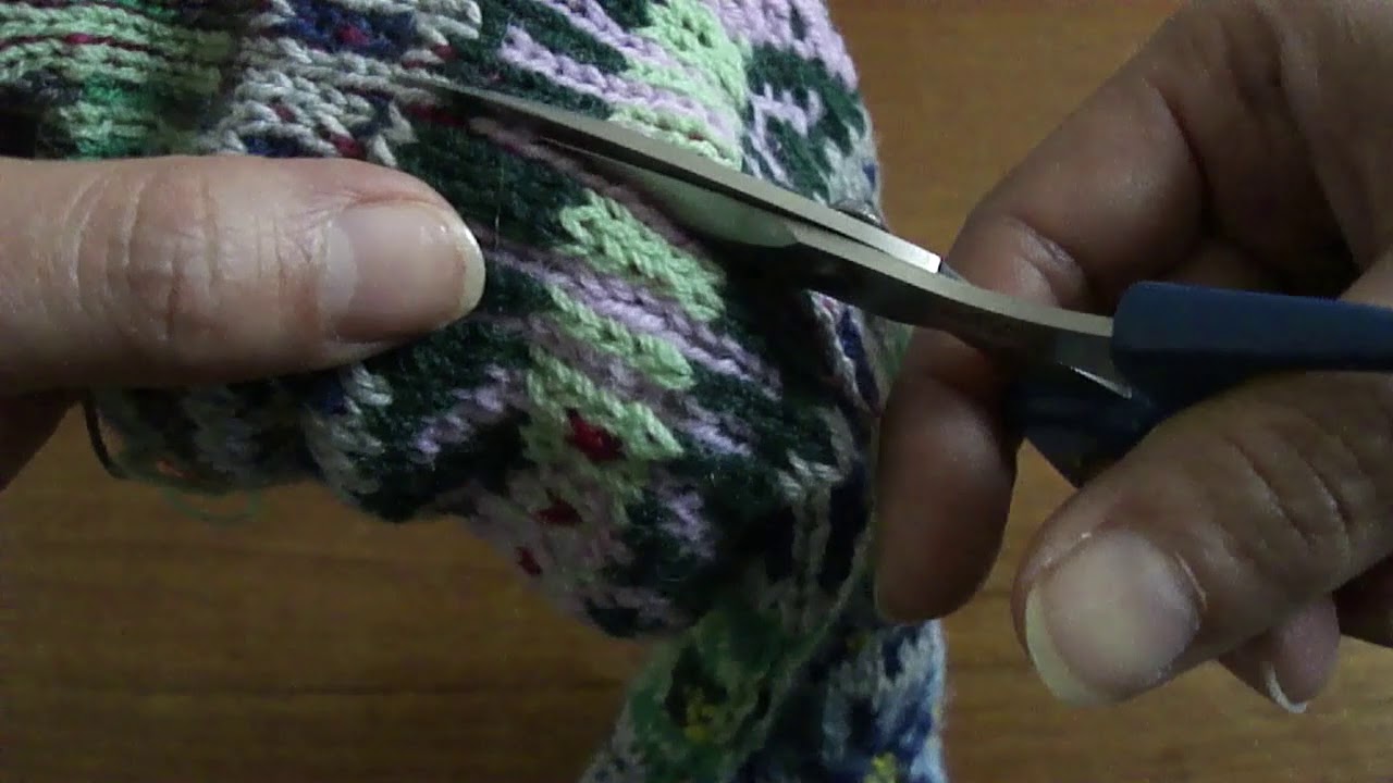 スティークを切る練習 cutting a steek - YouTube