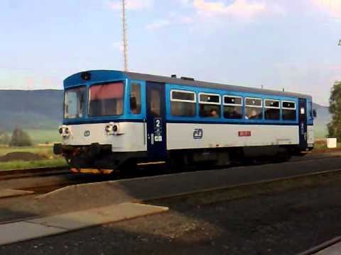 ČD 810 617-1 v nátěru Najbrt ve stanici Chornice - YouTube