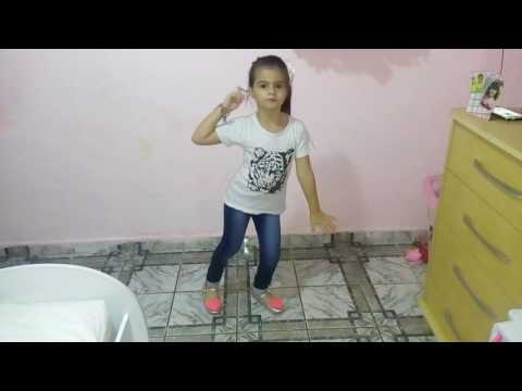 Ana Clara dançando Bang da Anita