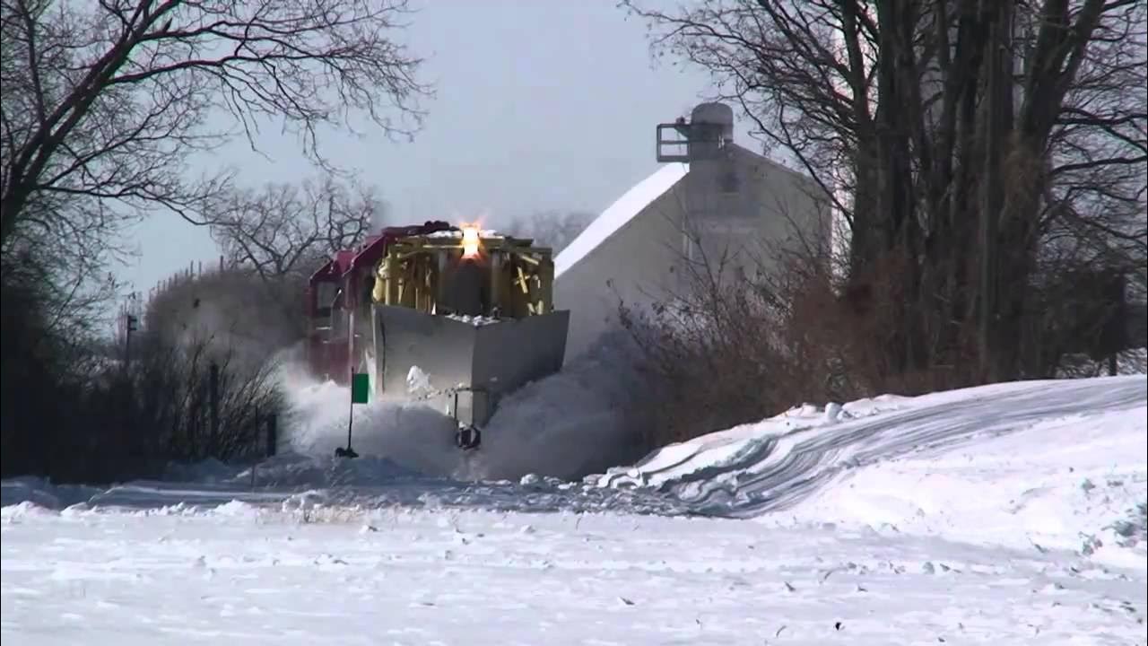 WSOR Jordan Spreader plowing snow on the Fox Lake Sub, February 4, 2011 - YouTube