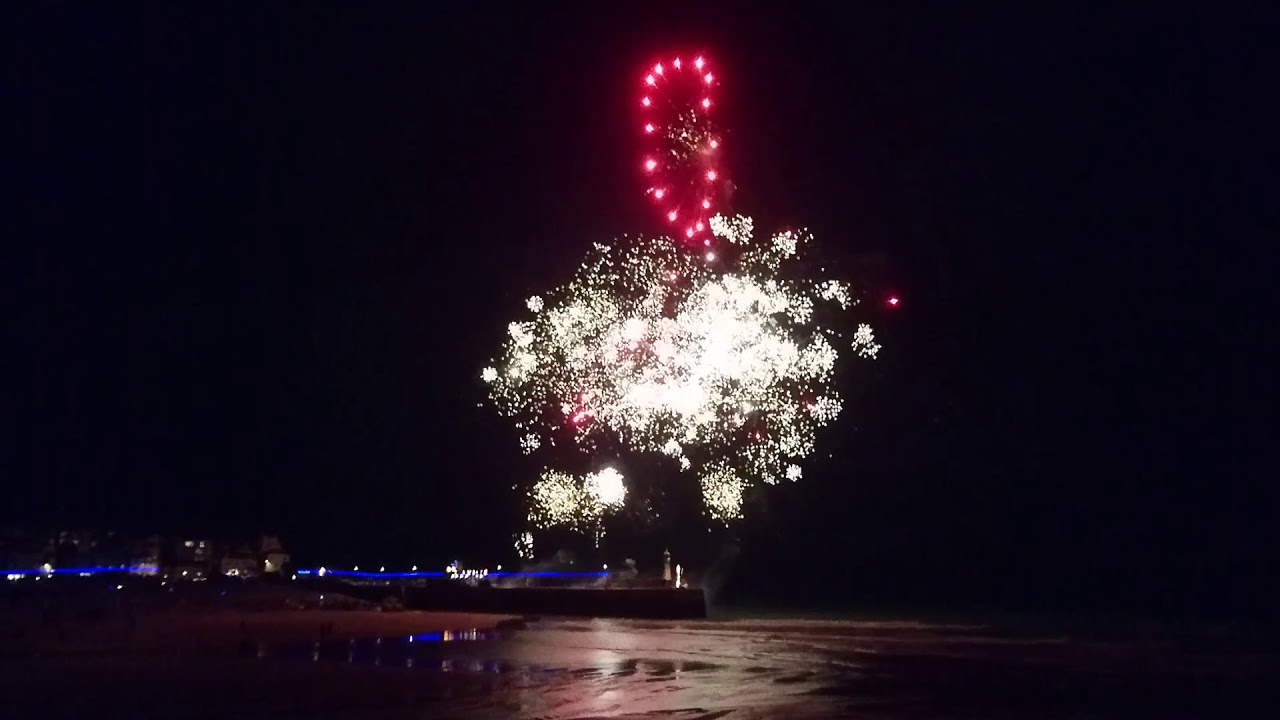 St Ives New Year fireworks 2018 - YouTube