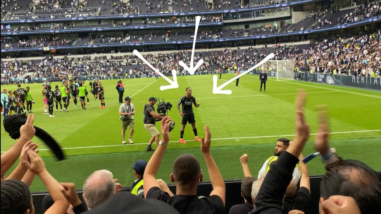 GABRIEL CELEBRATES WITH THE FANS @ FULL TIME 👏🎉 Tottenham 0-1 Arsenal ...