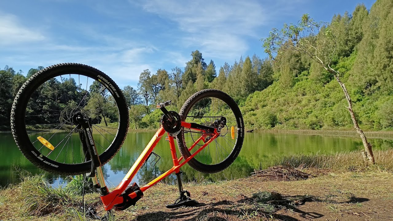 Gowes Menikmati suhu ekstrim di desa wisata Ranu Pane 2100 Mdpl - YouTube