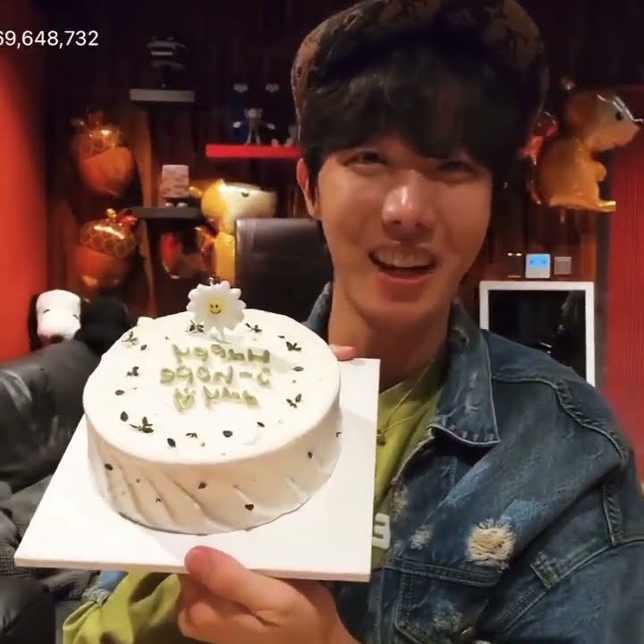 Suga gave a present cake 🎂 to Jhope Saying HAPPY JHOPE DAY 💜#bts #suga ...