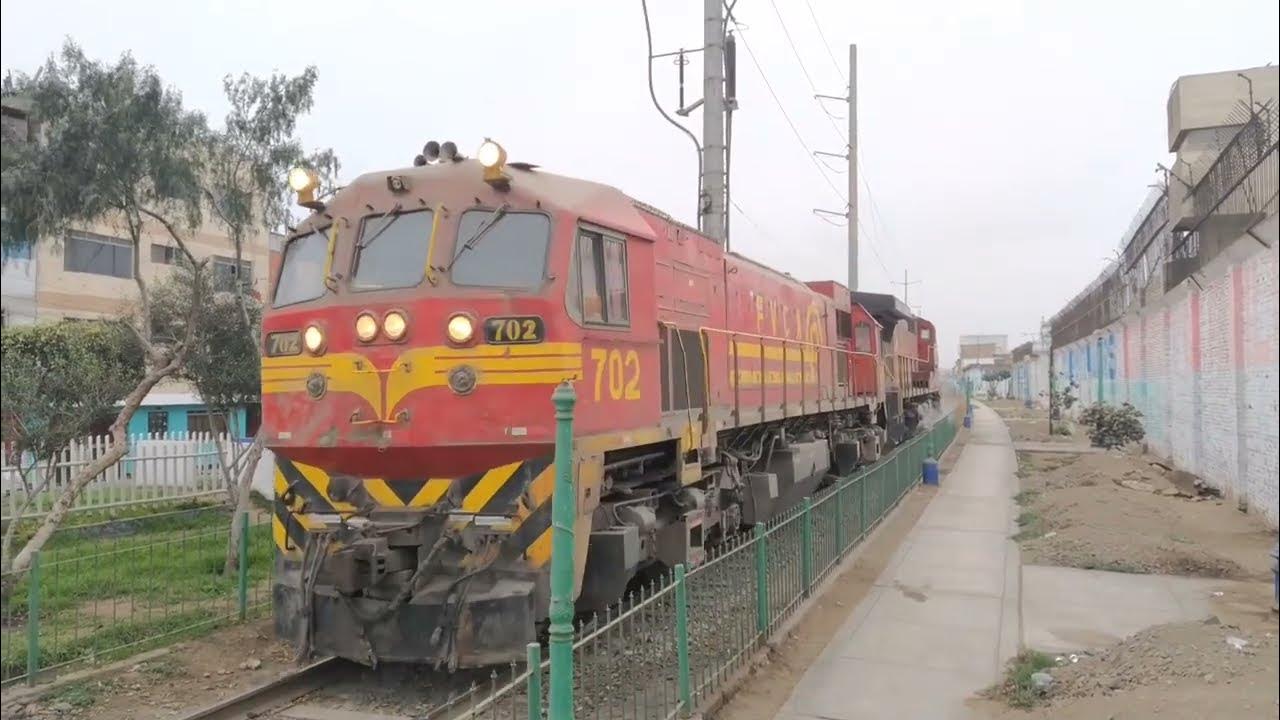 EMD JT26CW-2B #702 & GE C40-8W #1033 & EMD SD40-2 #1023 & SD40T-2 #1024 - YouTube