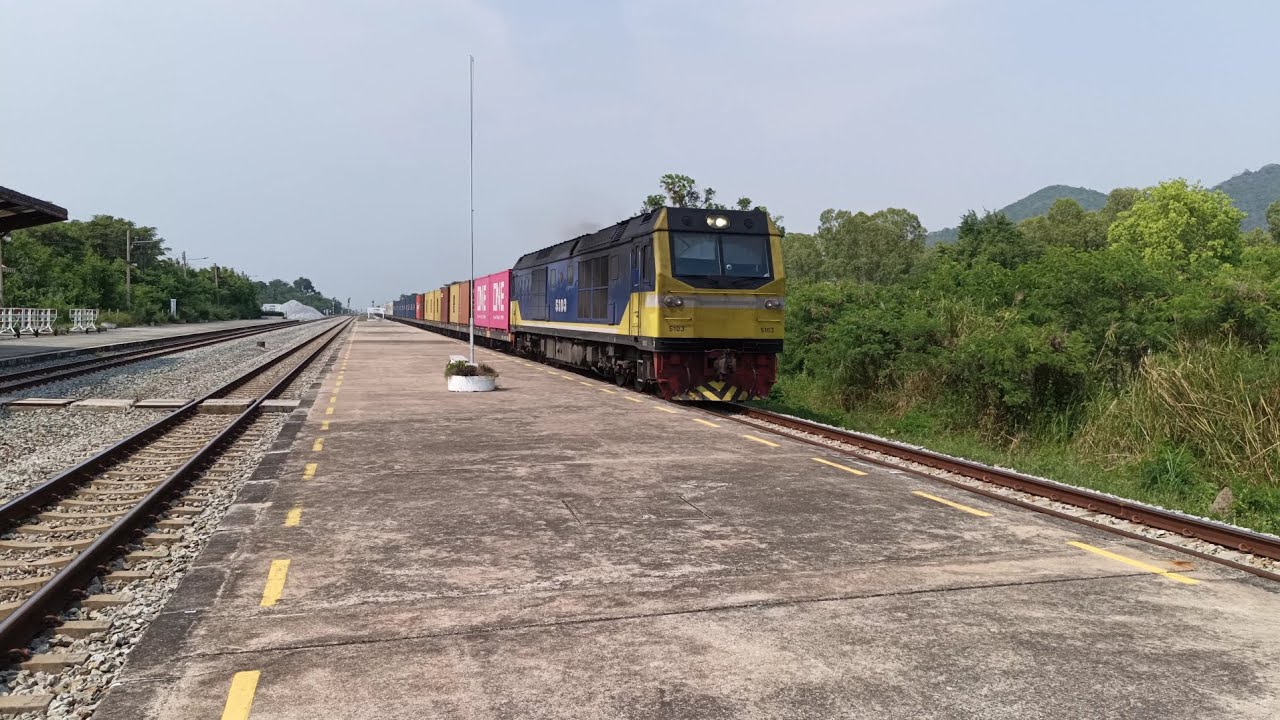 ขบวนรถสินค้ายางพาราที่556 D:CSR-5103 ผ่านสถานีบางพระ #รถไฟไทย #รถไฟสาย ...