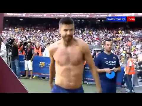 Pique ona səslənən bir azərkeşə məşq formasını verir və uşaq xoşbəxtlikdən ağlayır.