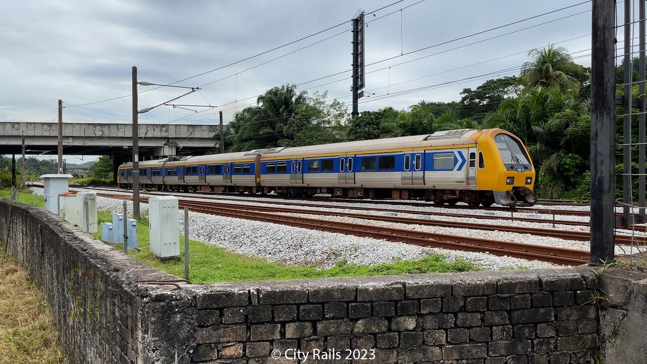 EMU 32 [ KTMB Class 83 Komuter ] at Kuang - YouTube