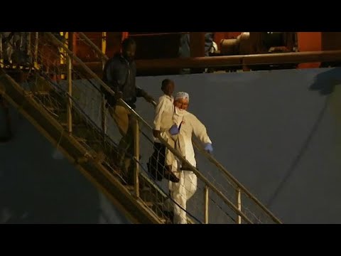 Lösungen für hunderte Migranten an Bord von \