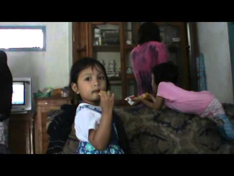 Di Pangku nini.na bari lalajo tv. 20150723095733