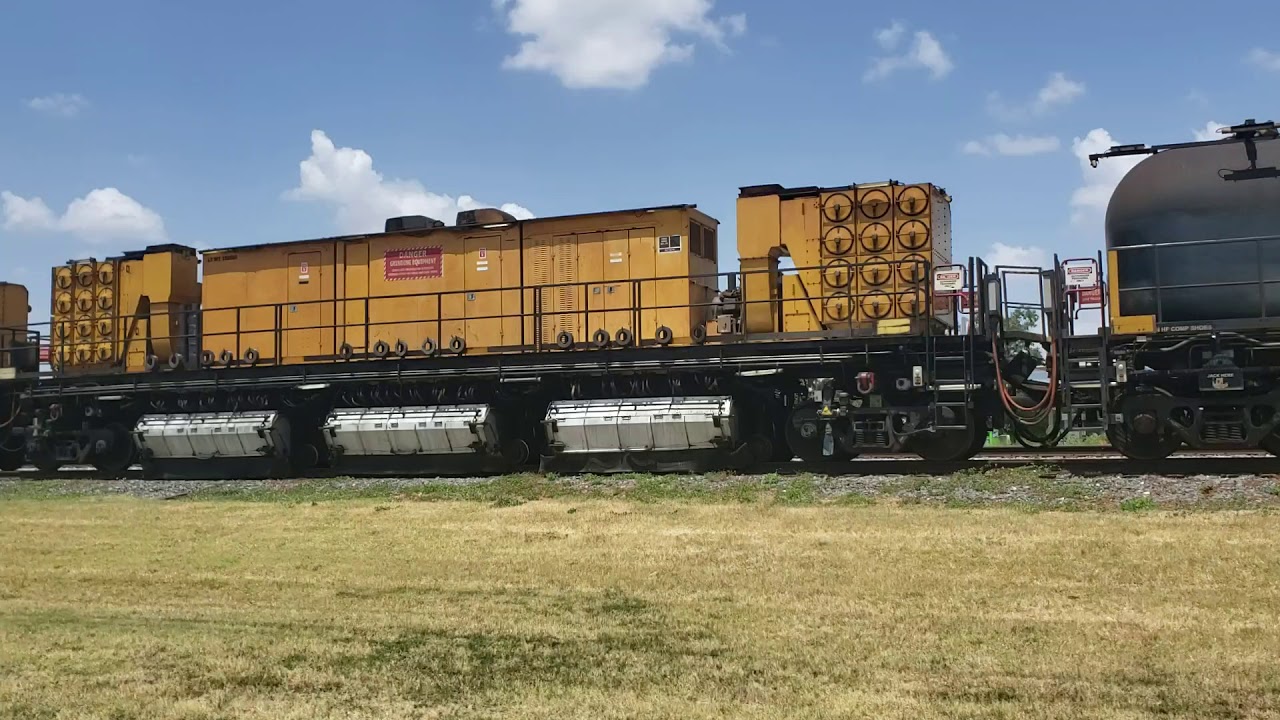 Union Pacific work train in hutto TX - YouTube