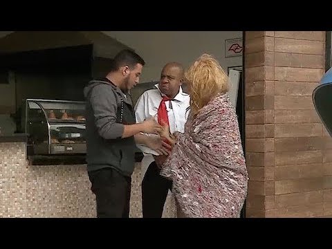 Mendiga pede uma grana para o “café” e arruma a maior confusão