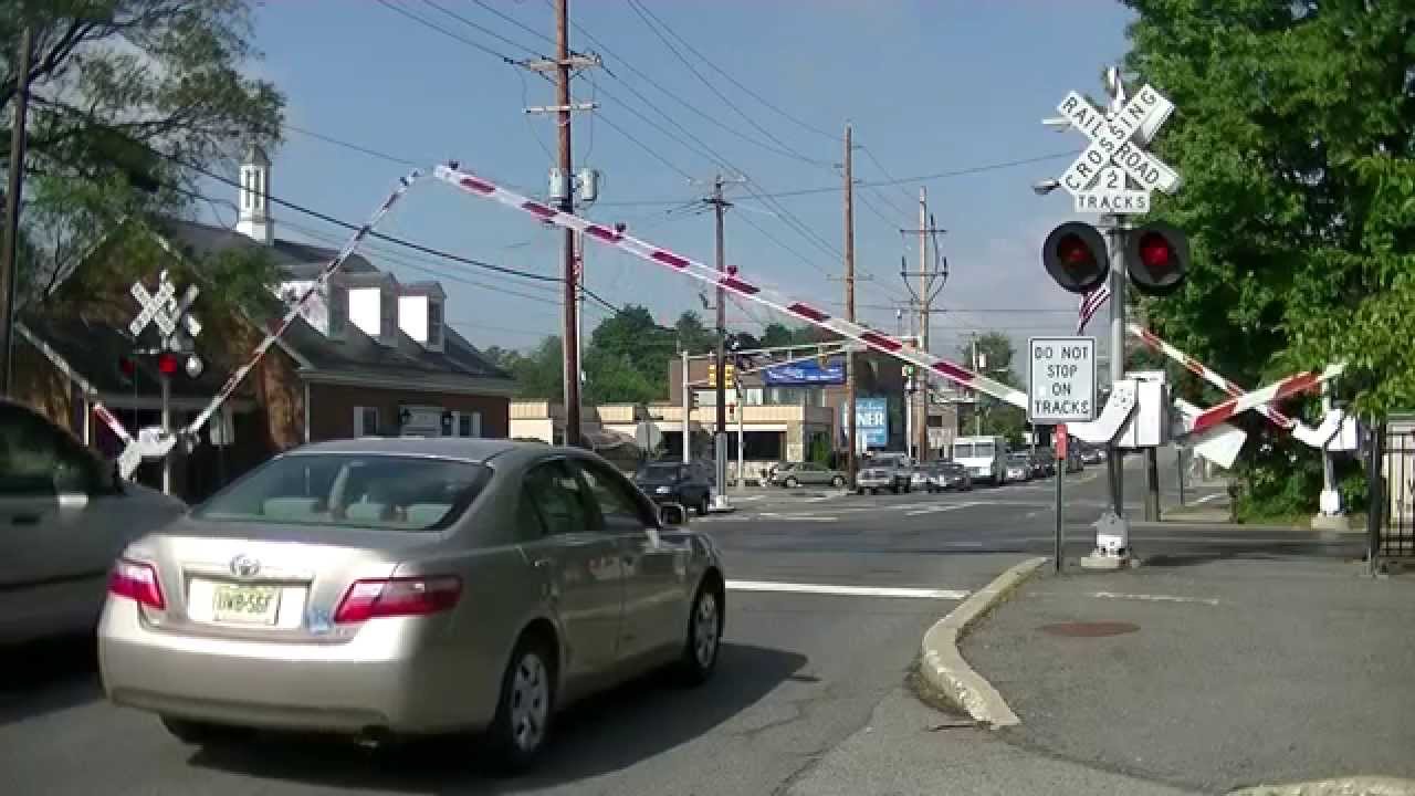 NJ Transit train #1162 arrives at Radburn - YouTube