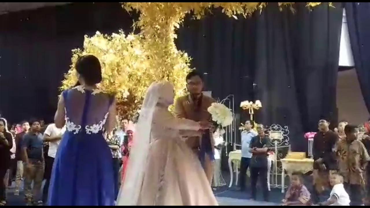 Tradisi Lempar Bunga saat Resepsi Pernikahan - YouTube