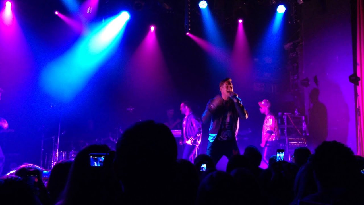 Roulette Tour: Blue - Too Close - Live in Paris on November 25th, 2013 ...