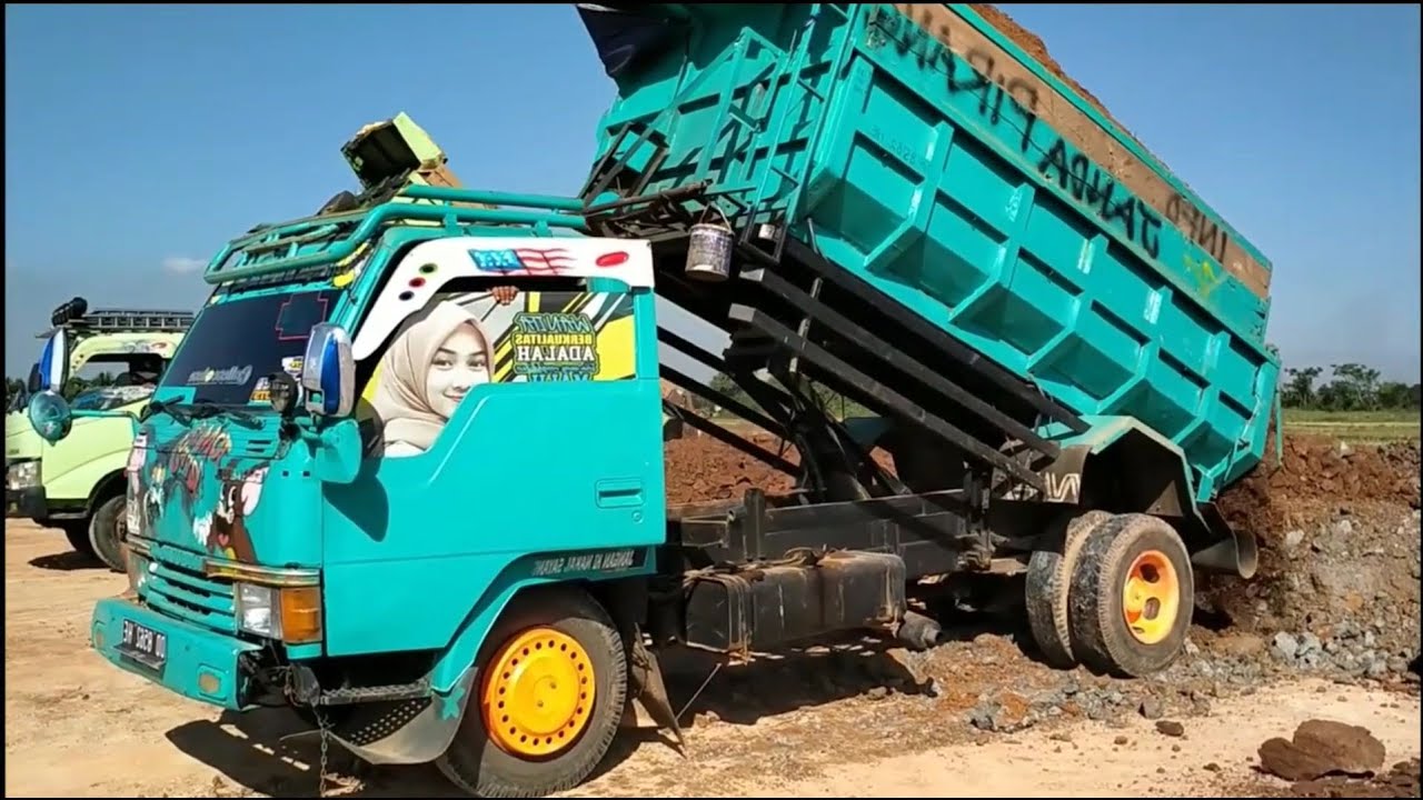 Mobil Truk Tanah Toyota dyna buang Muatan tanah Urugan di proyek ...