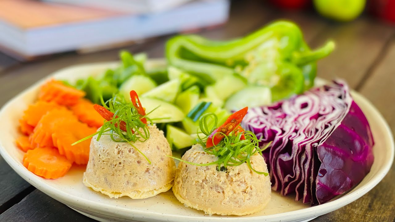 ផ្អកពងត្រីចំហ៊ុយ [ Steamed salted fish roe with eggs] - YouTube