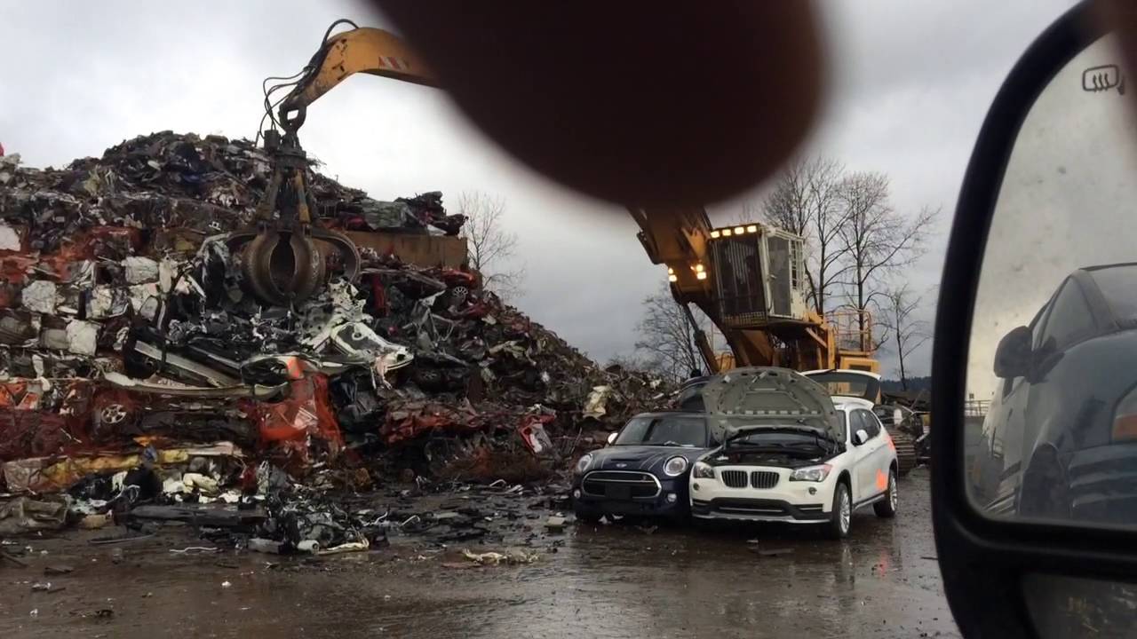 2016 Bmw vs 2016 Mini Cooper Going To Crash - YouTube